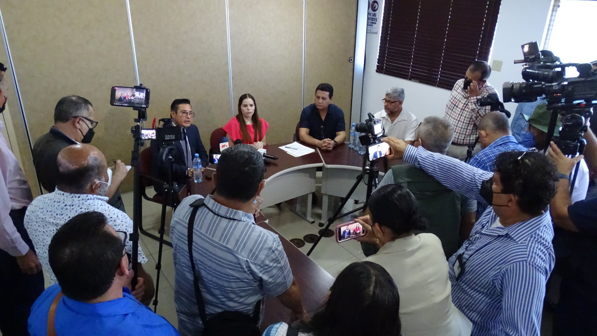 BUSCA DIPUTADA MONSERRAT RODRÍGUEZ DIFERENCIAR CIRUGÍA PLÁSTICA Y ...